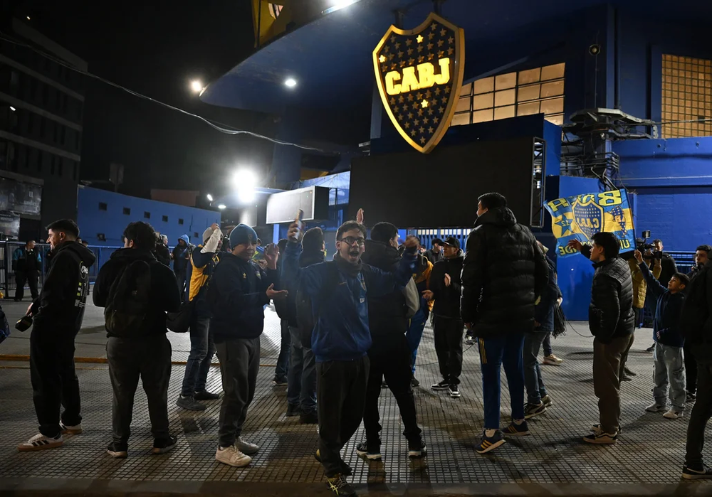 ¿Riquelme está feliz? Un reducido grupo de hinchas de Boca hizo un ...