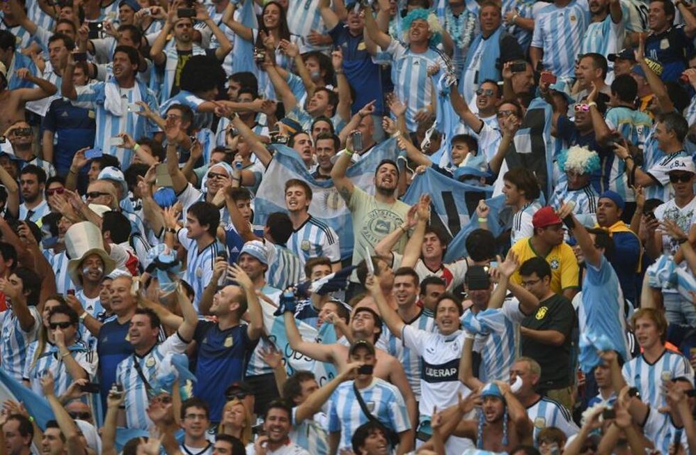 ¿Quién es el artista que cantó el Himno Nacional en el partido ...