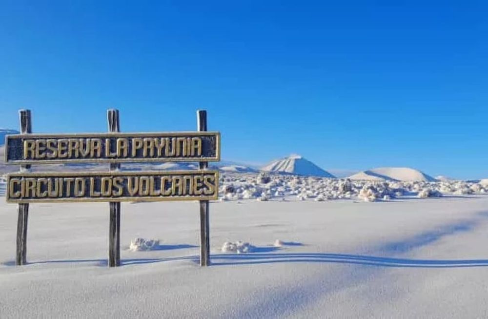 El impactante paisaje de La Payunia cubierta de nieve y que la hace ver ...