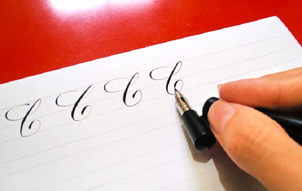 Cómo escriben la letra C las personas egoístas, según la grafología