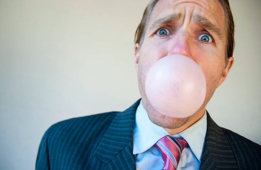 Qué sucede cuando uno te tragás un chicle: cuáles son sus riesgos