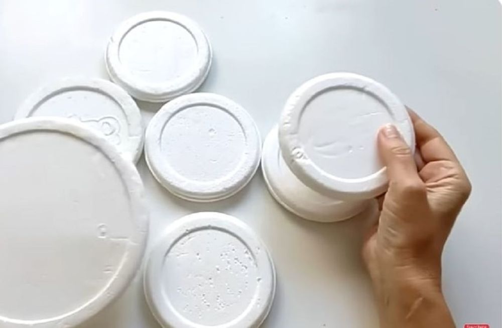 Creá esta divina idea para decorar tu jardín usando las tapas de potes ...