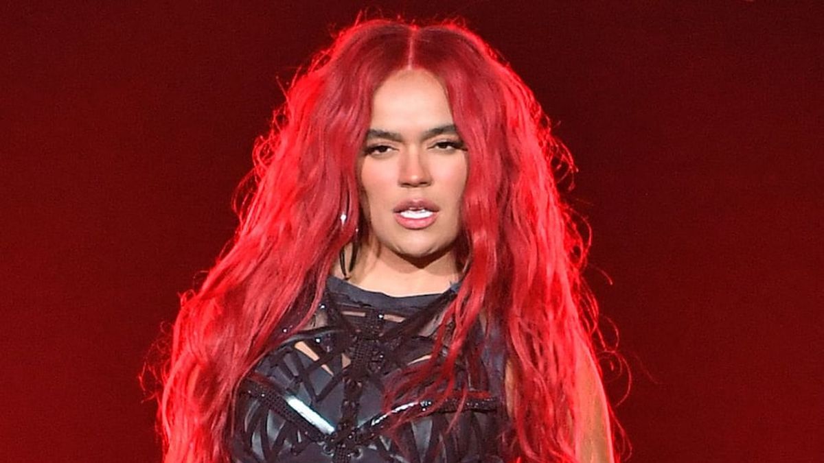 Karol G impactó con un posteo en microbikini con estampa de frutillas: “Las curvas siempre de moda”