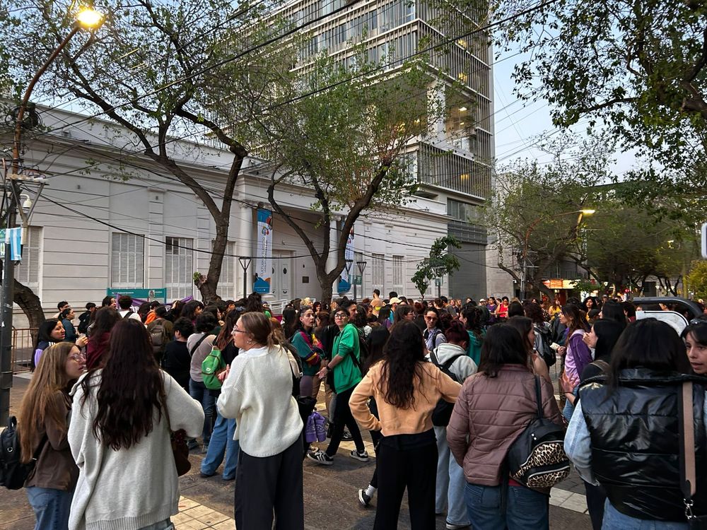 El colectivo Ni Una Menos Mendoza se manifestó tras el triple femicidio en Florencio Varela