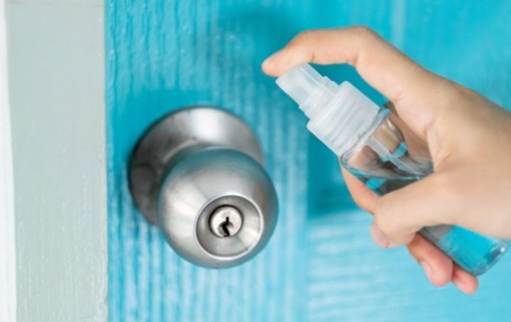 Rociar alcohol en la manija de la puerta principal de casa: por qué se ...