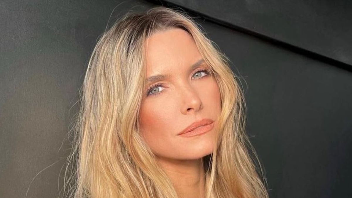 Sofía Zámolo Modeló Para La Cámara Y Deslumbró Con Un Vestido Dorado Muy Glamoroso