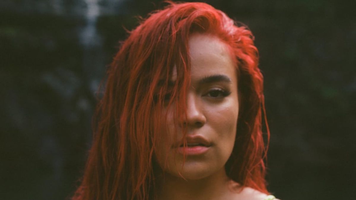 Karol G se arrodilló en la playa con un microbikini fogoso y al mojarse ...