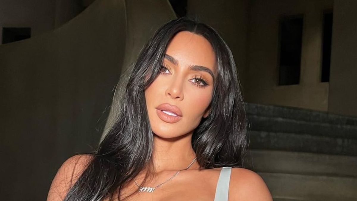 Con 42 años, Kim Kardashian se sumó a la moda de los microtop y casi se ...