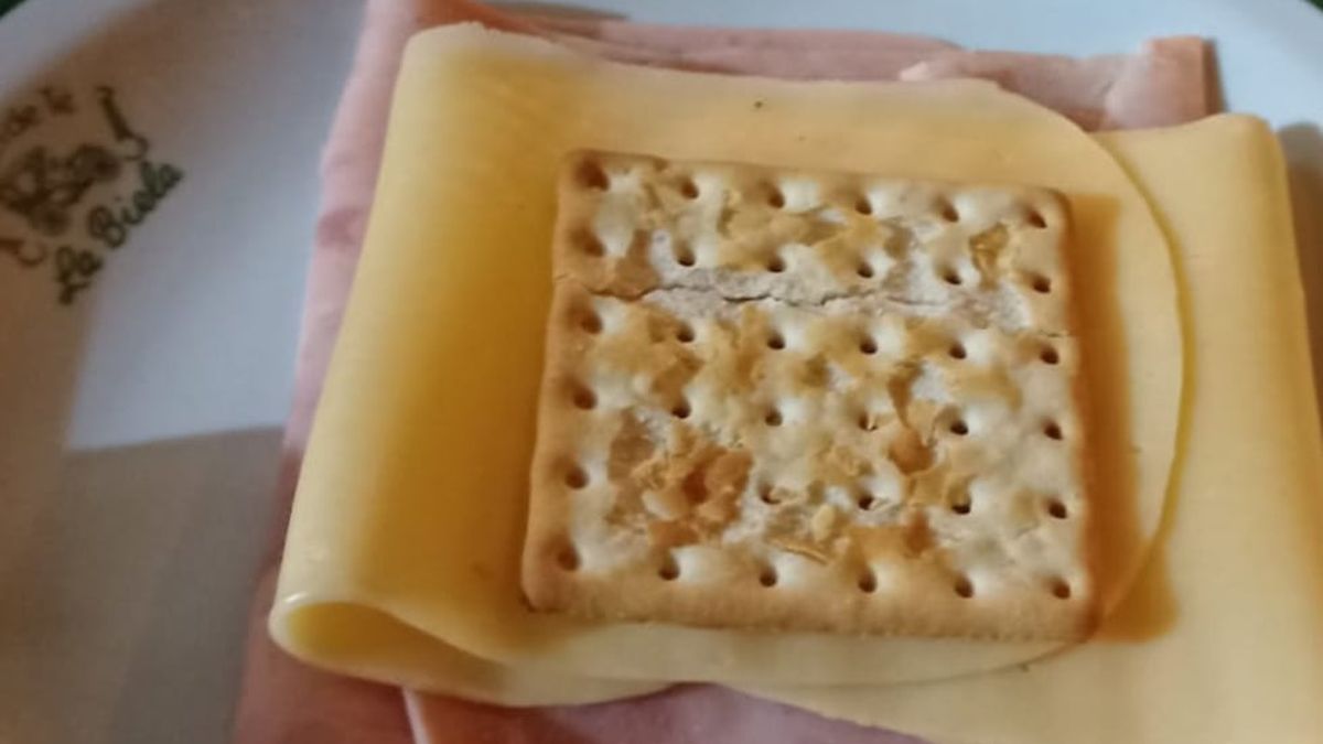 Le cobraron $1.100 por un sanguche de jamón y queso con galletas, se ...