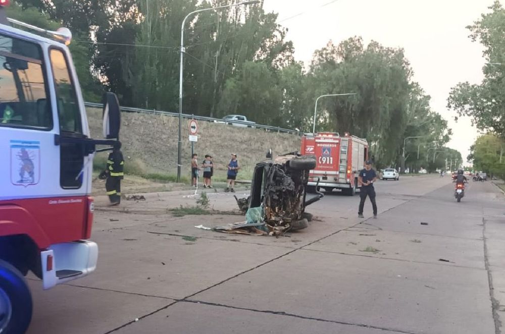 Se despistó con su auto en el rulo de la calle Paso y cayó a Maza ...