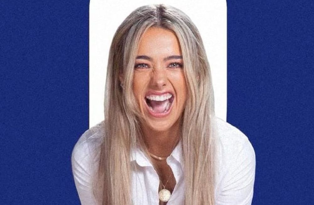 Sol Rivas sonrió para la cámara y posó muy feliz con el mar de fondo y ...