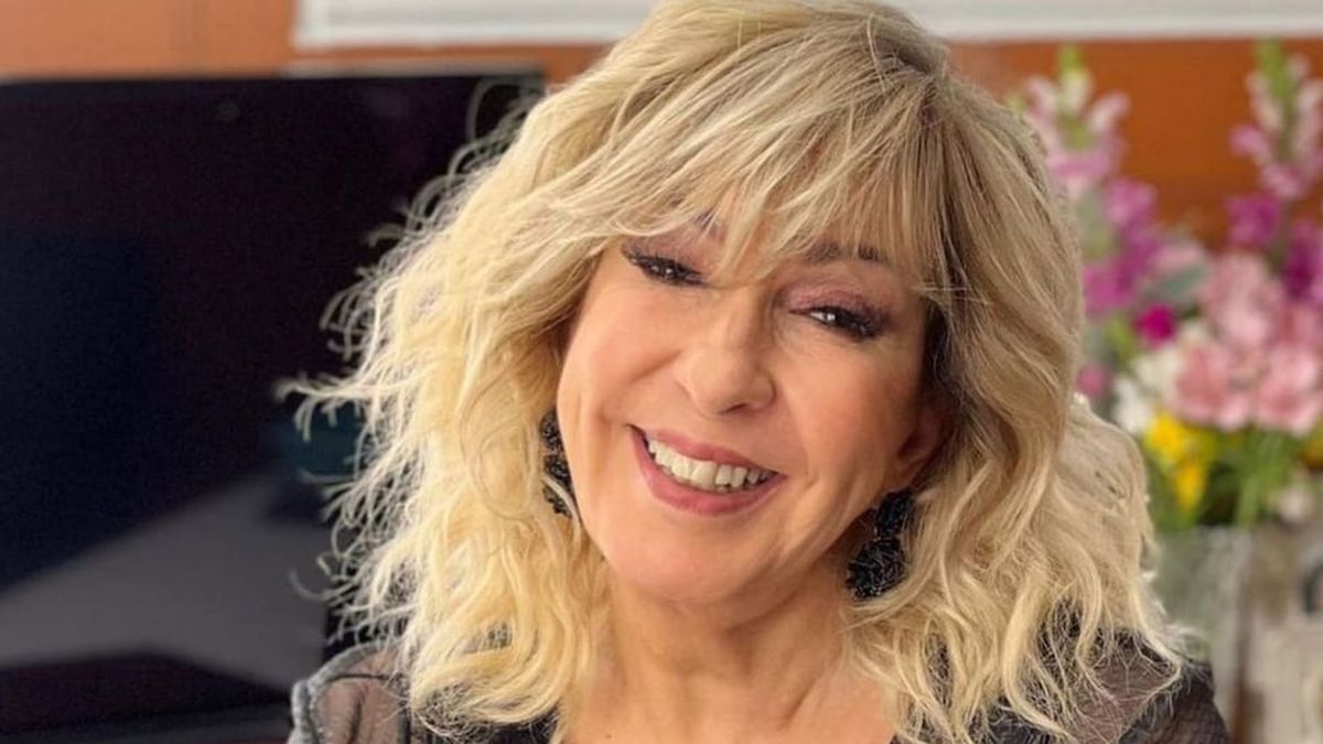 A sus 68 años, Georgina Barbarossa posó con una enteriza amarilla sin ...