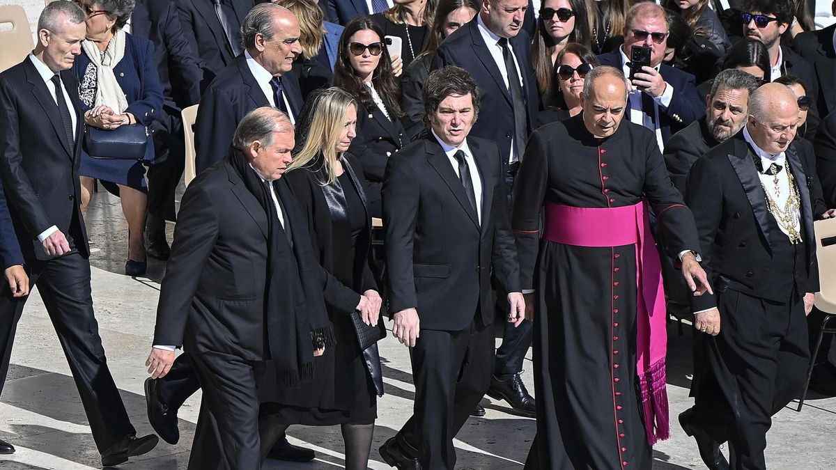 Javier Milei emprendió el regreso al país luego del funeral del Papa ...