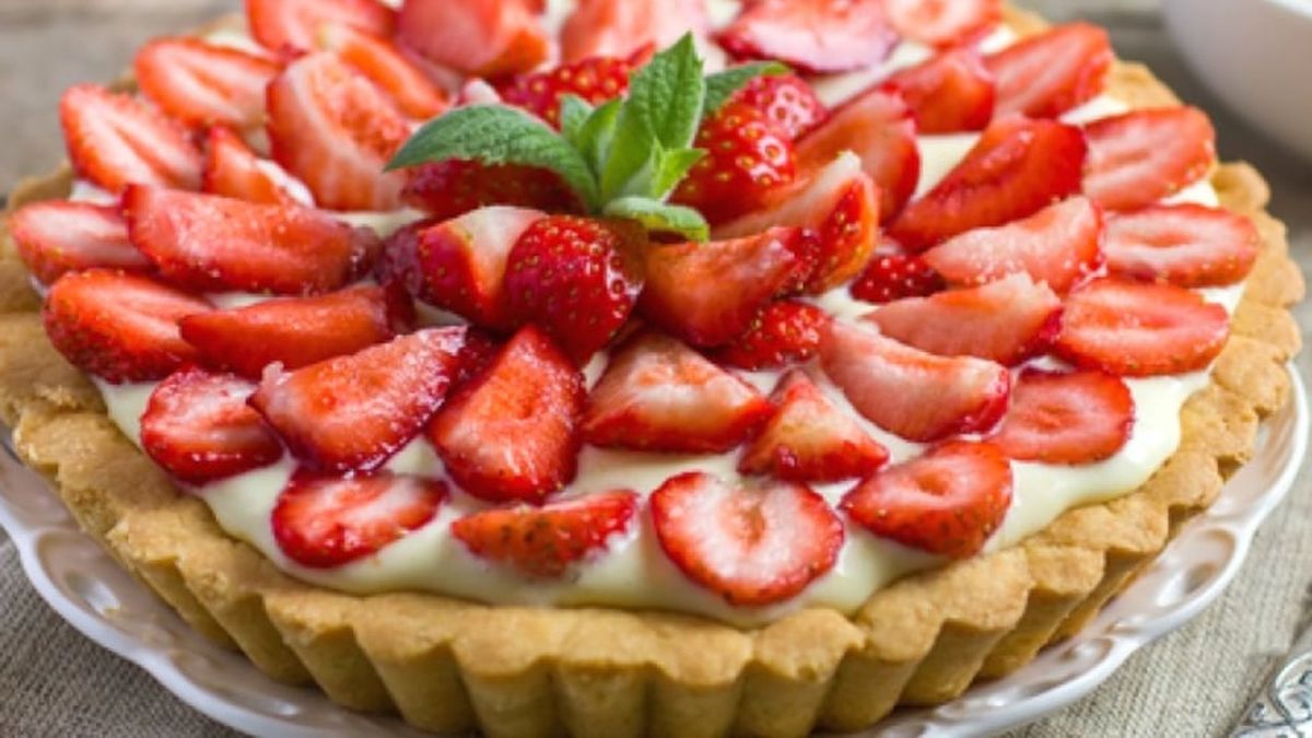 Tarta de frutillas con crema pastelera: receta fácil, barata y deliciosa