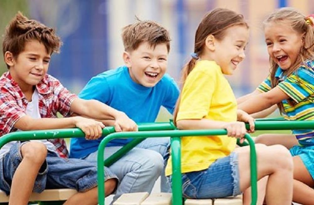 Este es el hermoso significado de soñar con amigos de la infancia