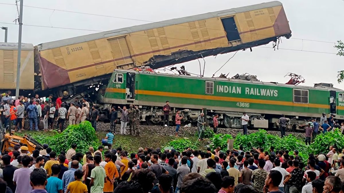 Tragedia en India: al menos 15 muertos tras un choque de trenes
