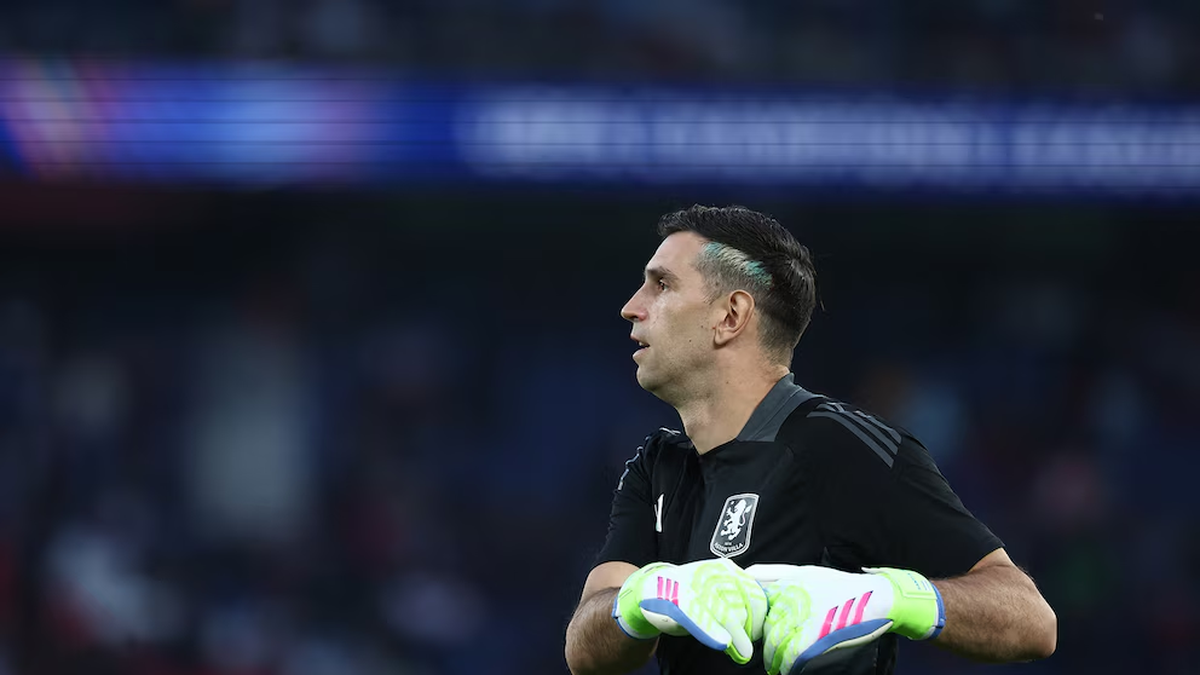 La tarde del Dibu Martínez en Francia: bandera de Argentina en el pelo, silbidos, y tres goles