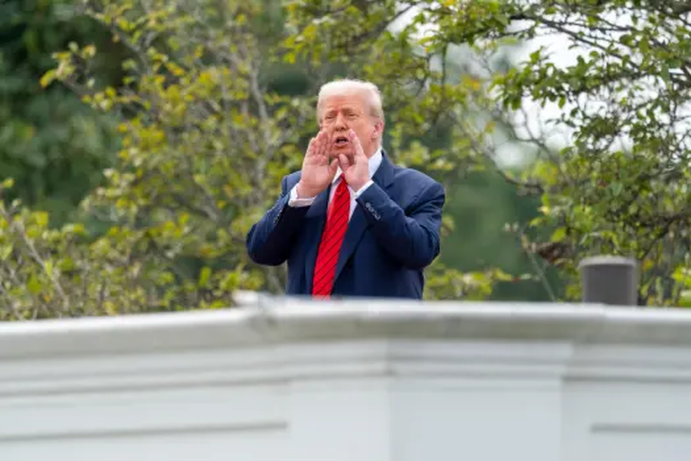 Trump sorprende al país con una inusual caminata por el techo de la ...