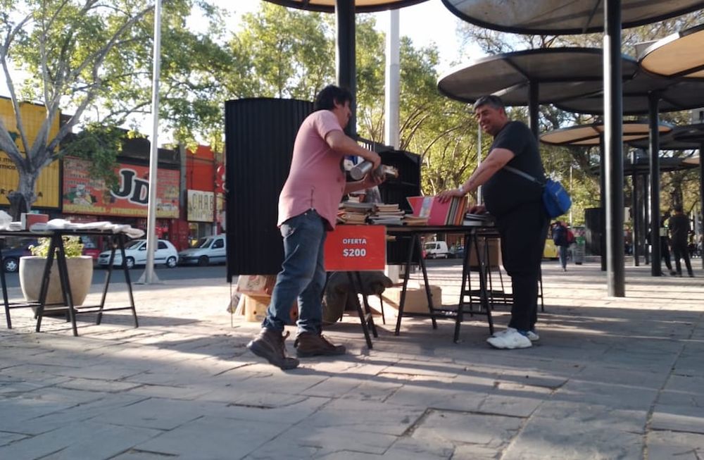 La eterna llama de la literatura: tres décadas vendiendo en la calle ...