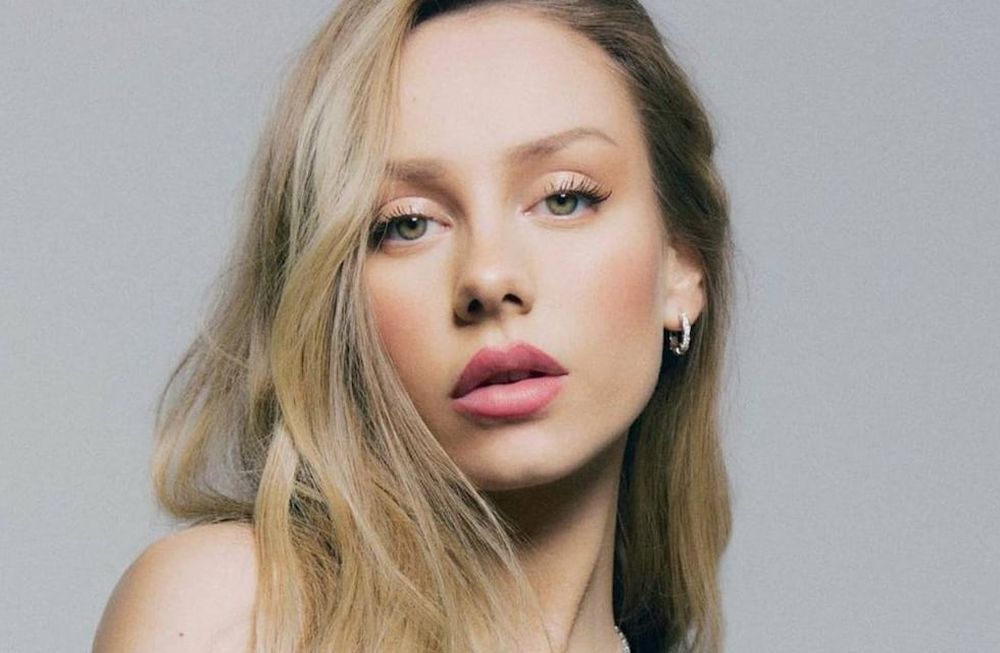 Ester Expósito se clavó la bikini turquesa y su delantera quedó expuesta