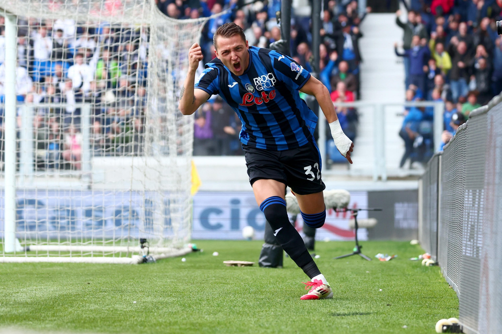 Mateo Retegui seguido de cerca por un gigante de la Serie A