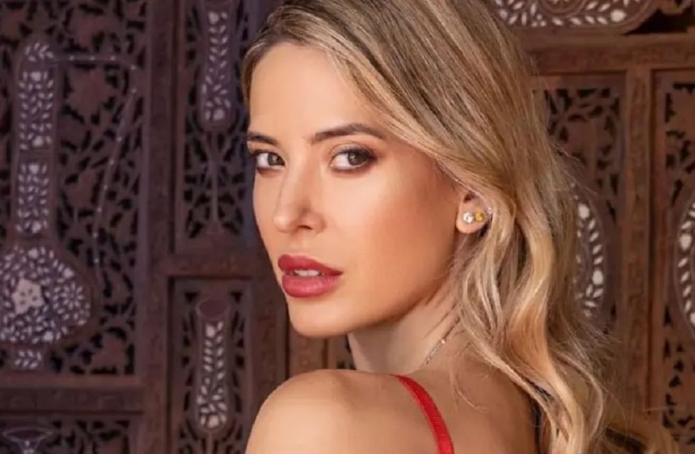Jesica Cirio lo dejó todo en un yate poniéndose de rodillas y luciendo ...