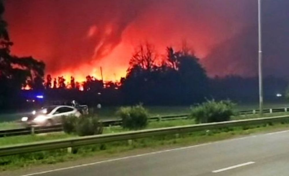 Una impresionante explosión e incendio en un polo industrial sacuden a ...