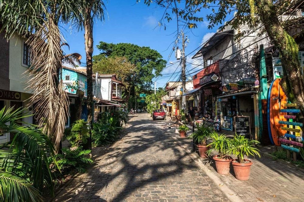 El exuberante pueblito de Brasil con vegetación tropical: un lugar ...