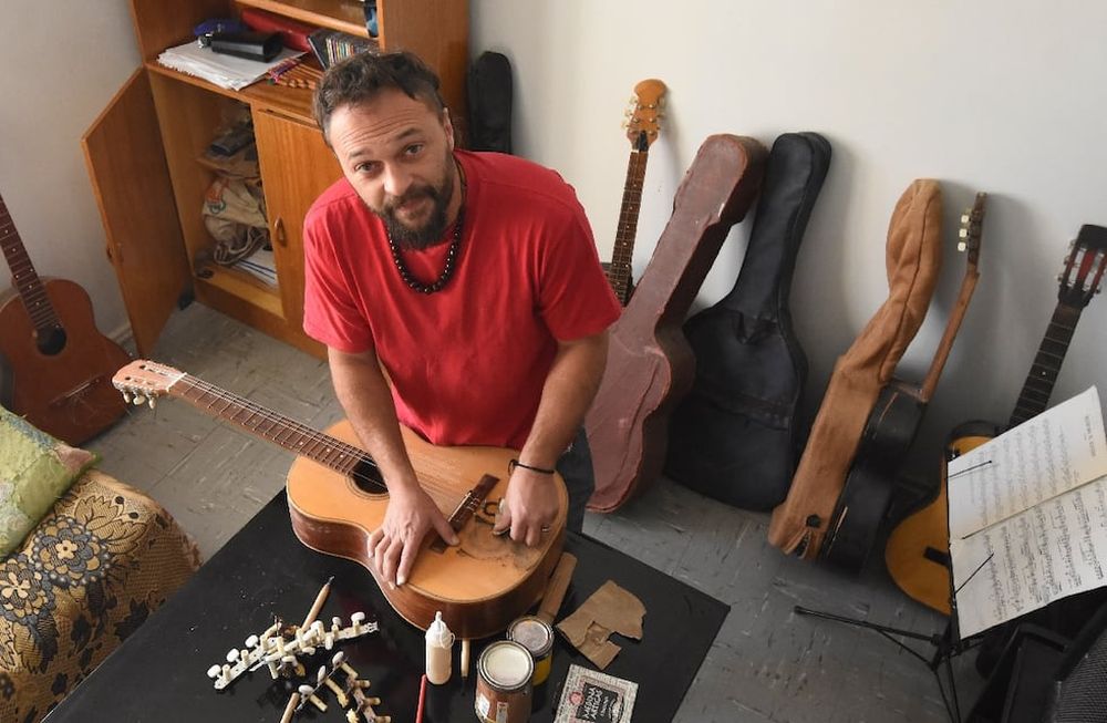 Música para el alma: el profe mendocino que junta y arregla ...