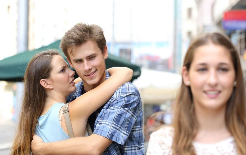 Qué significa que una persona mire de reojo a otra, según la psicología