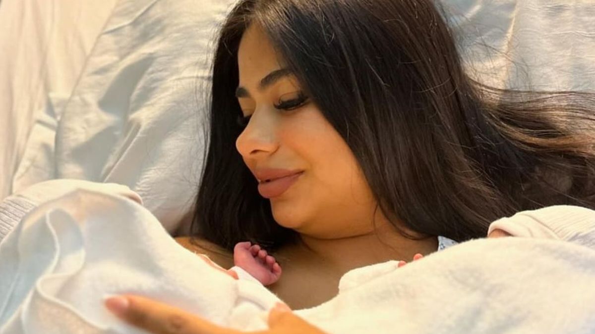 Daniela Celis rapó a las gemelas a tres semanas de su nacimiento