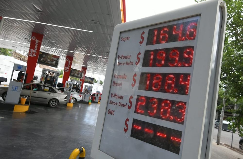 Axion y Shell aumentaron los combustibles, pero YPF aún no: los nuevos precios