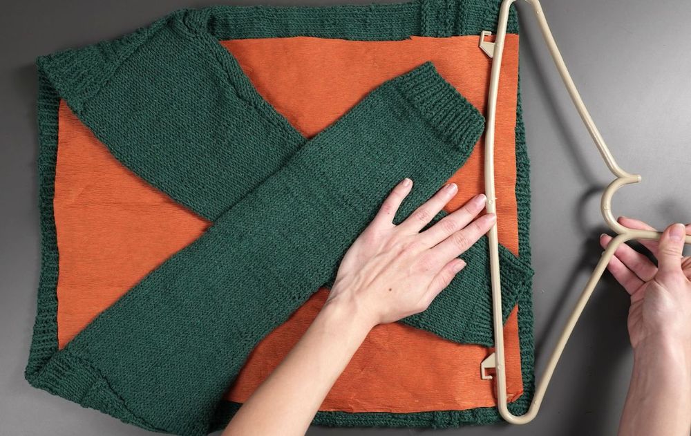 Cómo Colgar Tu Suéter Sin Que Se Estire El Truco Que Pocos Conocen