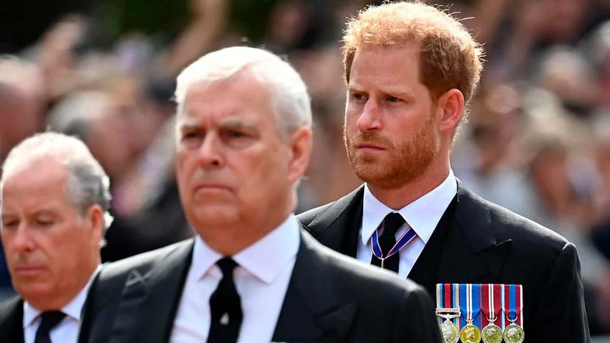 Escándalo en la realeza: una nueva biografía asegura que Harry golpeó ...
