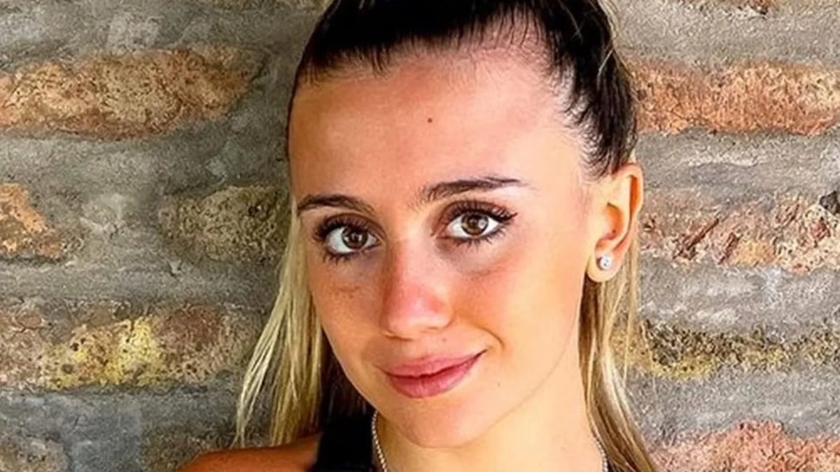 Morena Beltrán se animó a la malla cavada furor del 2023 y posó en la ...