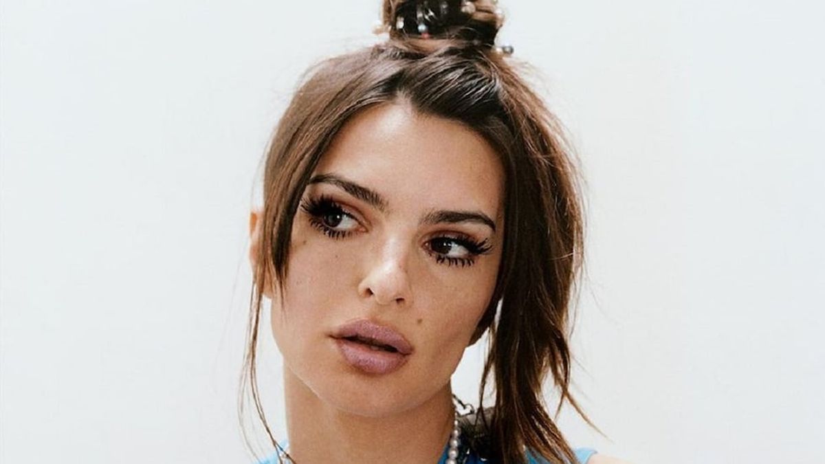 Emily Ratajkowski posó frente a la cámara con la campera abierta y se ...