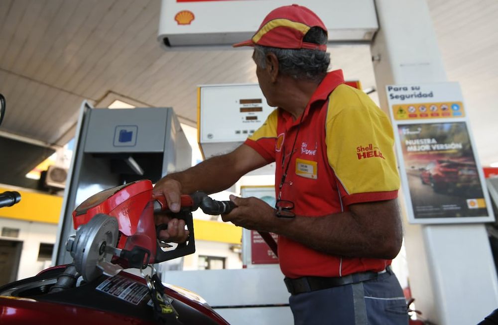 Nuevo aumento del precio de combustibles: desde hoy sube 27% y el litro se acerca al valor del dólar