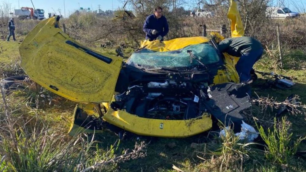 Impactante choque: destrozó su Ferrari amarilla pero salió ileso