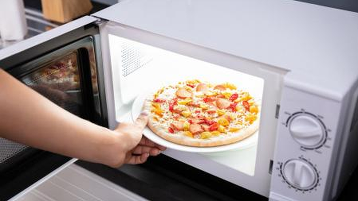 Calentar alimentos en el microondas: ¿hay que tapar el recipiente o no?