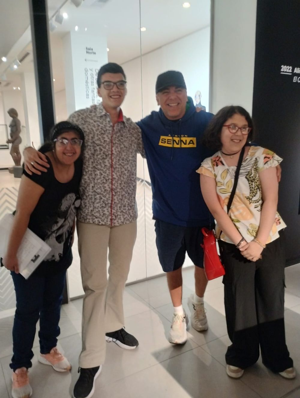 Cristian Castro visitó la muestra de Tite Barbuzza en el MMAMM