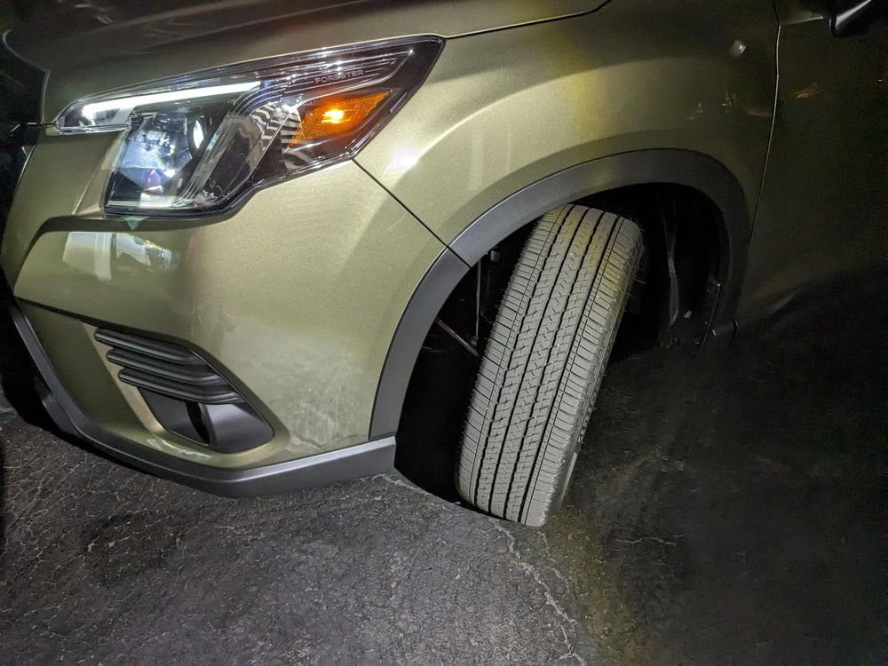 ¿Qué significa dejar el volante girado hacia la vereda al estacionar?