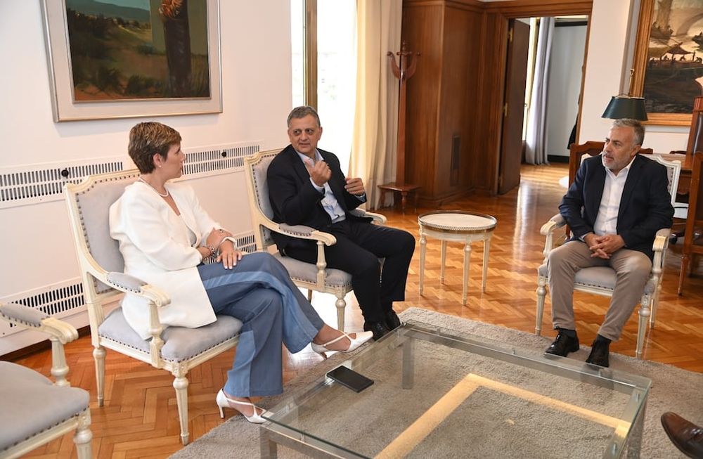 Una ministra que quedó de los dos lados del mostrador