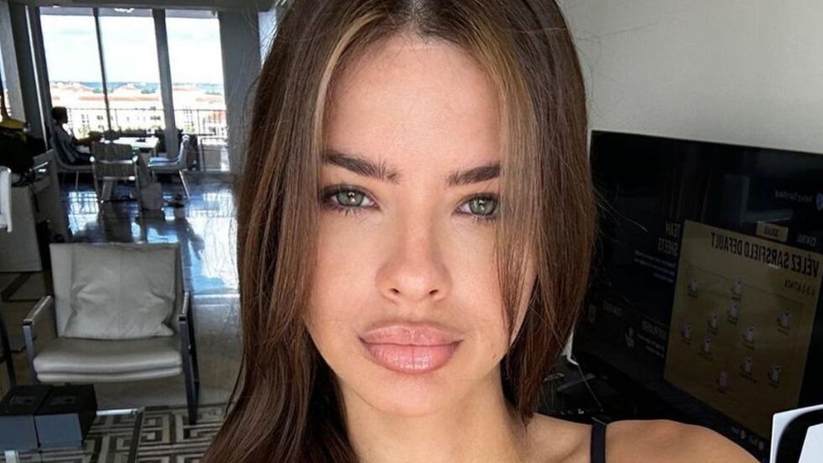 La China Suárez se tapó con sus brazos las lolas pero sin ninguna prenda