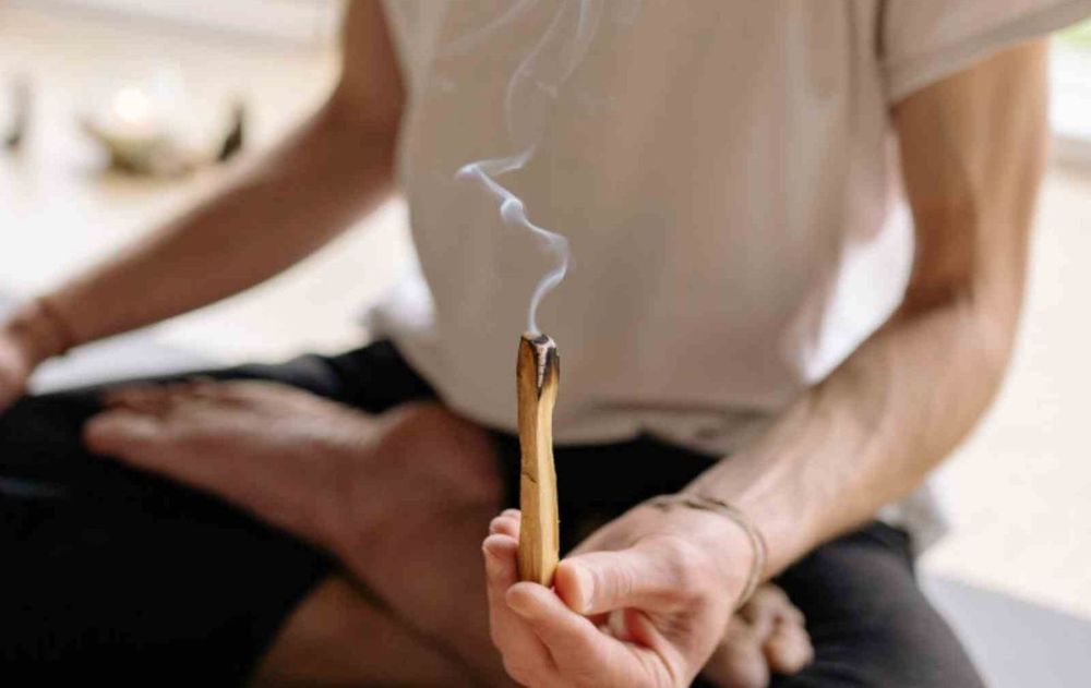 Feng Shui en octubre: qué días debe prenderse palo santo para atraer prosperidad