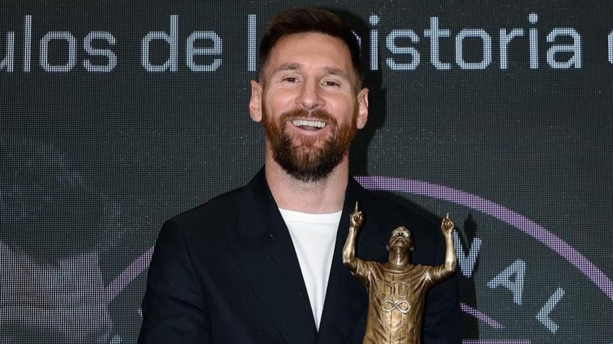 ¡No lo comparen más, por favor! Lionel Messi recibió el premio al jugador con más títulos en la ...