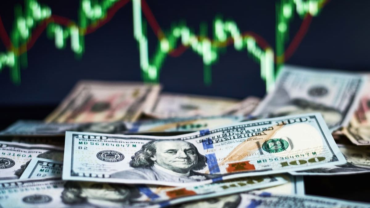 El dólar oficial cerró la semana en $1.350 pero creció la brecha con el ...