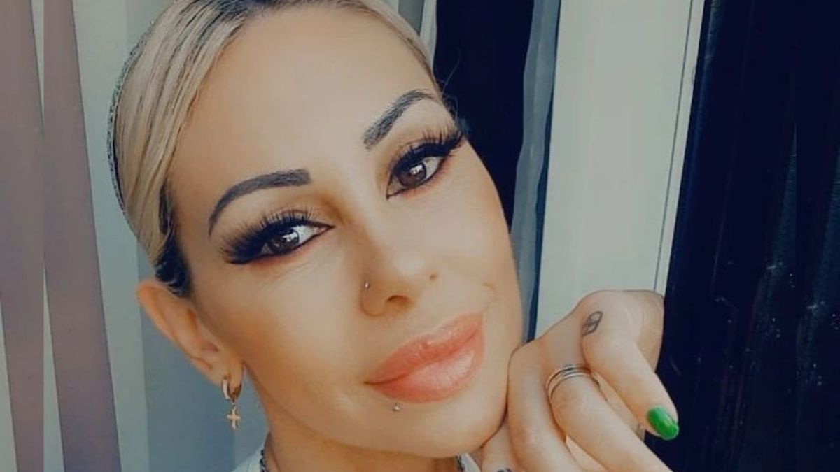 Mónica Farro se grabó con un escotadísimo vestido total black y esquivó ...