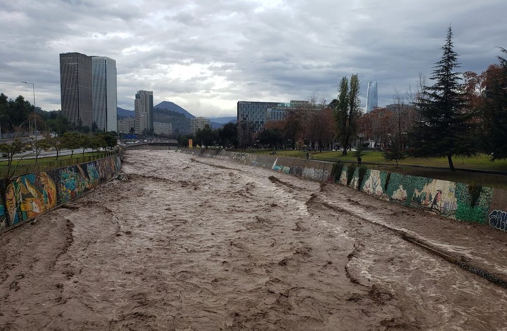 El desborde del río Mapocho por las fuertes lluvias generó caos y ...