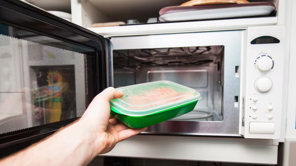 Calentar alimentos en el microondas: ¿hay que tapar el recipiente o no?