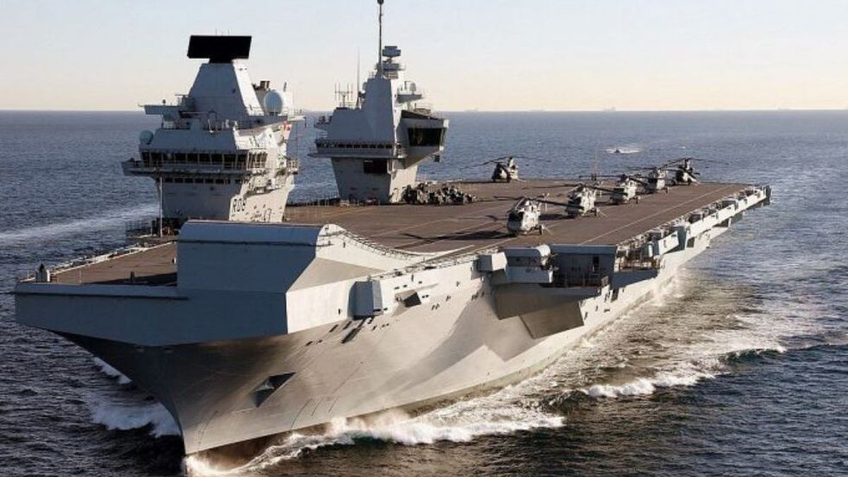 El buque de guerra más grande de Reino Unido se rompe un día después de ...